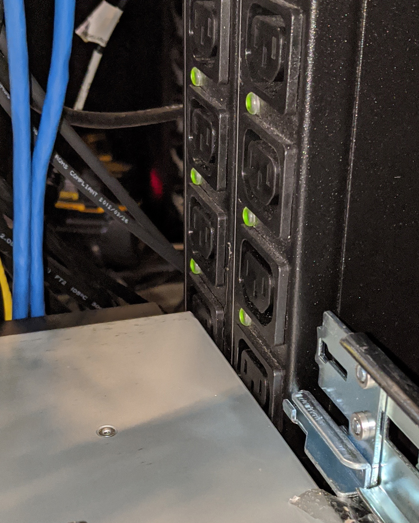 Racked Two Used 60-Bay DAS Units (NDS-4600-JD-05) : r/DataHoarder